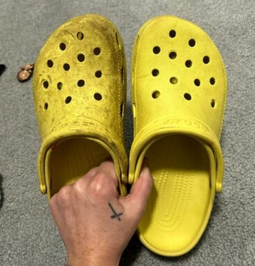 How to Wash Crocs & Remove Odors - Washing Instructions